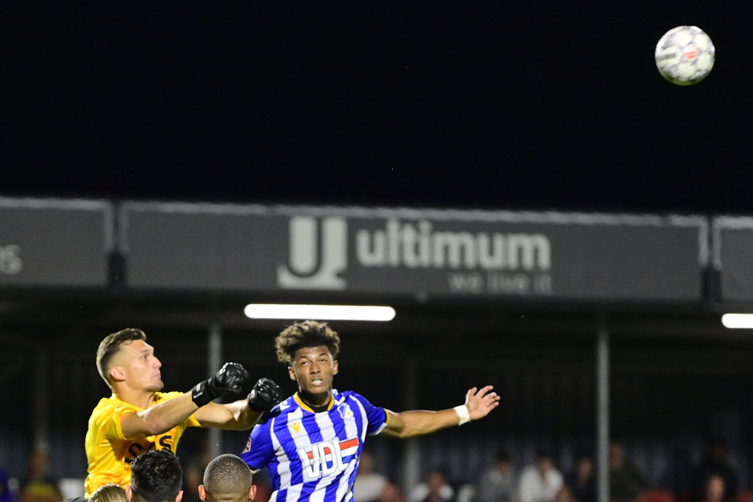 FCE sleept punt uit het vuur in Almere - FC Eindhoven