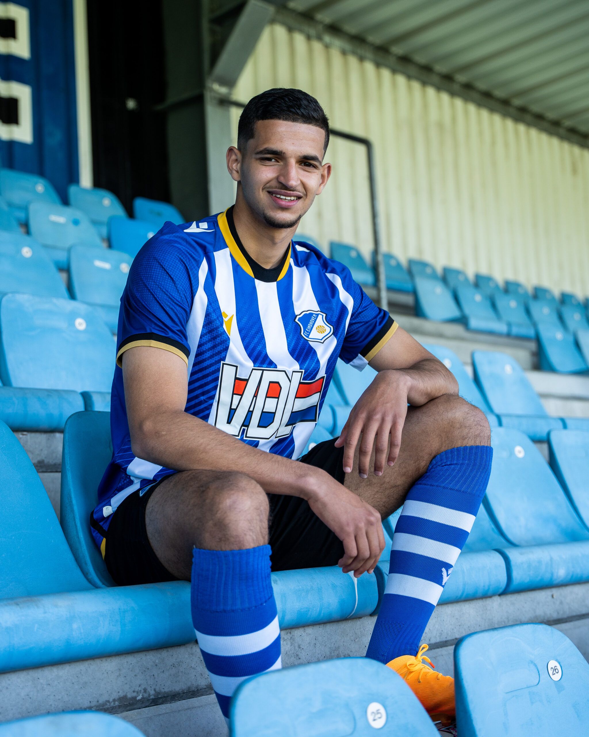 Limouri komt verdediging versterken - FC Eindhoven