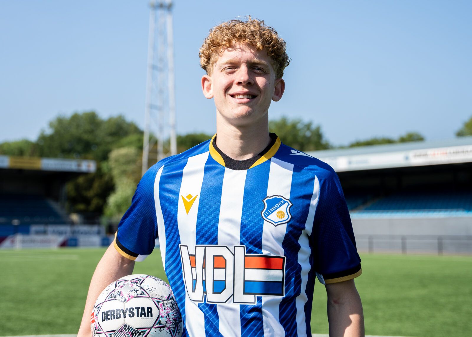 Simons tekent bij FC Eindhoven - FC Eindhoven