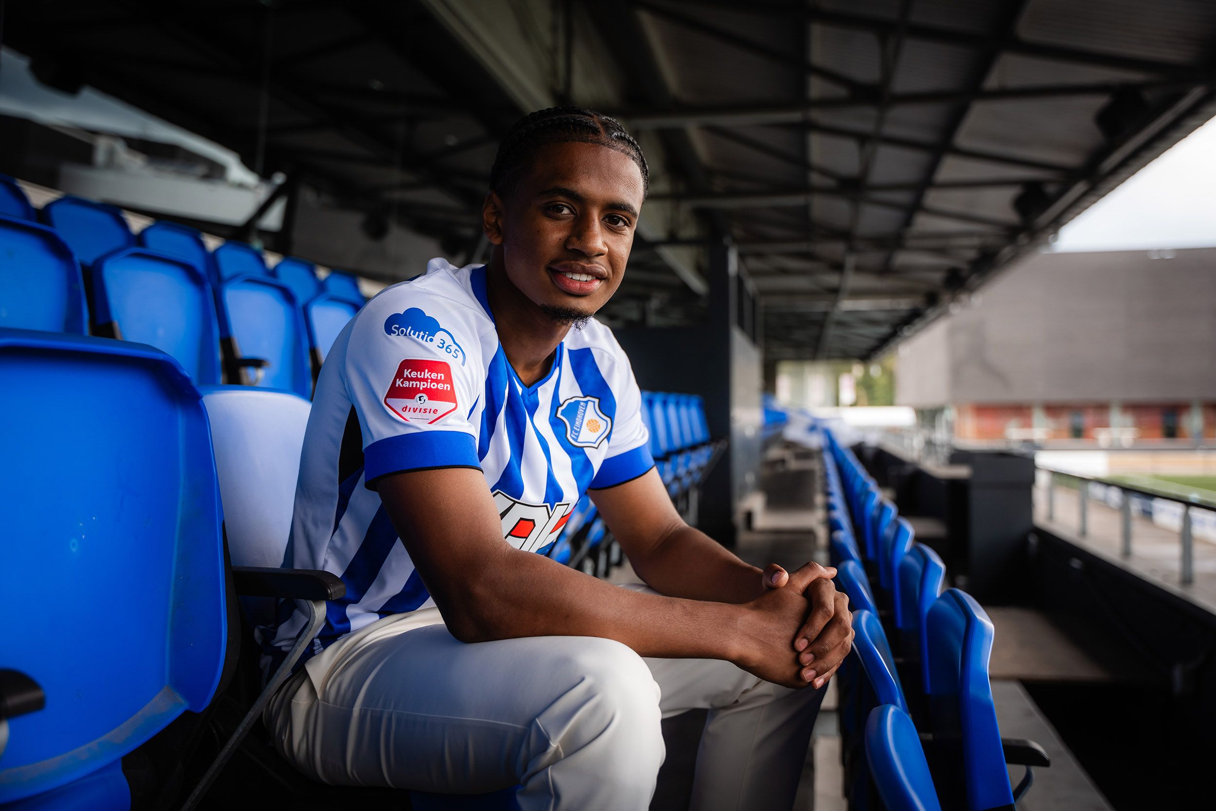 Tyrese Simons zet handtekening onder tweejarig contract - FC Eindhoven